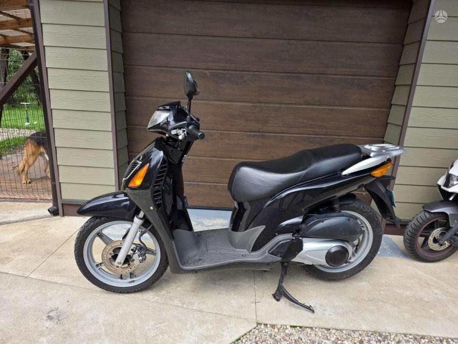 Melns Honda SH 2008 Pasvalys, ar dzinēja tilpumu 0.13 L un nobraukumu 25 tūkst. km par 999 €, foto 5 vietnē AUTOMOTO.COM.LV