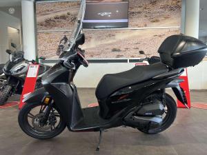 Black Honda SH 2026 in Vilnius, with an engine capacity of 0.13 L and mileage of 0 thousand km for 4690 €, photo  on AUTOMOTO.COM.LV