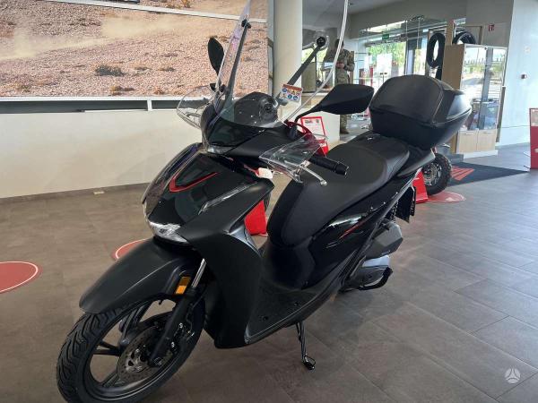 Black Honda SH 2026 in Vilnius, with an engine capacity of 0.13 L and mileage of 0 thousand km for 4690 €, photo 3 on AUTOMOTO.COM.LV