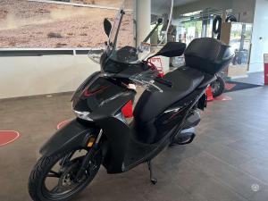 Black Honda SH 2026 in Vilnius, with an engine capacity of 0.13 L and mileage of 0 thousand km for 4690 €, photo 3 on AUTOMOTO.COM.LV