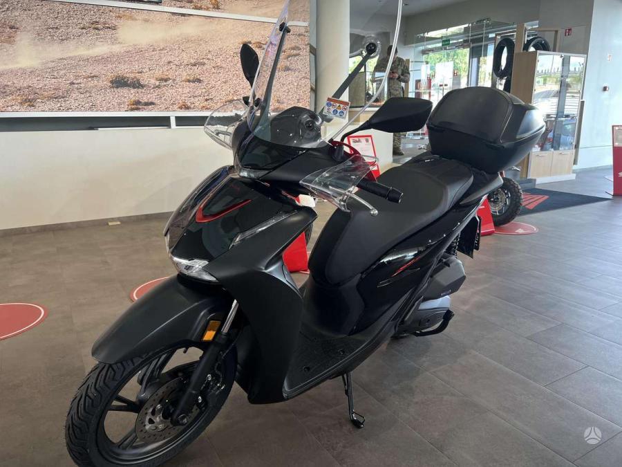 Black Honda SH 2026 in Vilnius, with an engine capacity of 0.13 L and mileage of 0 thousand km for 4690 €, photo 3 on AUTOMOTO.COM.LV