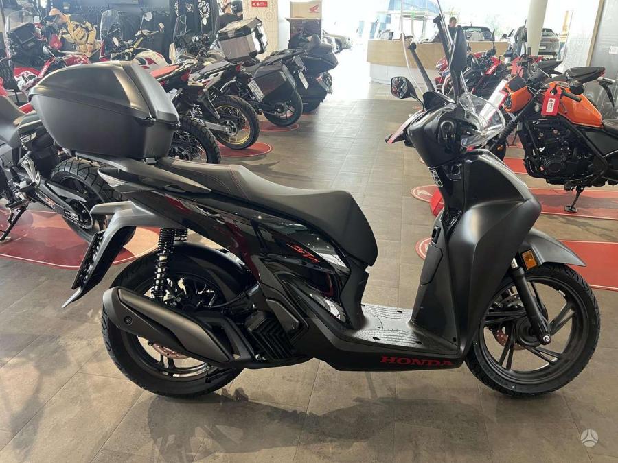Black Honda SH 2026 in Vilnius, with an engine capacity of 0.13 L and mileage of 0 thousand km for 4690 €, photo 5 on AUTOMOTO.COM.LV