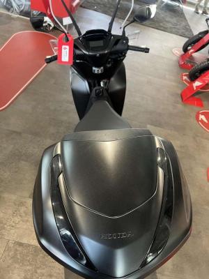 Black Honda SH 2026 in Vilnius, with an engine capacity of 0.13 L and mileage of 0 thousand km for 4690 €, photo 7 on AUTOMOTO.COM.LV