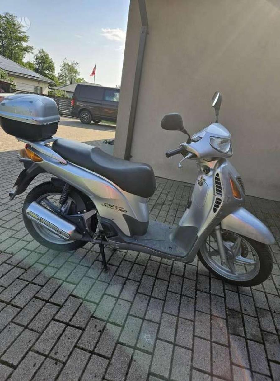 Pelēks Honda SH 2001 Kauņa, ar dzinēja tilpumu 0.13 L un nobraukumu 8 tūkst. km par 900 €, foto 1 vietnē AUTOMOTO.COM.LV
