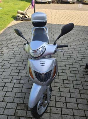 Pelēks Honda SH 2001 Kauņa, ar dzinēja tilpumu 0.13 L un nobraukumu 8 tūkst. km par 900 €, foto 2 vietnē AUTOMOTO.COM.LV