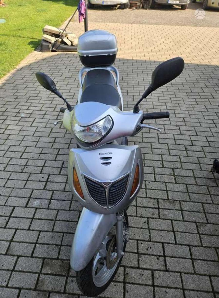 Pelēks Honda SH 2001 Kauņa, ar dzinēja tilpumu 0.13 L un nobraukumu 8 tūkst. km par 900 €, foto 2 vietnē AUTOMOTO.COM.LV