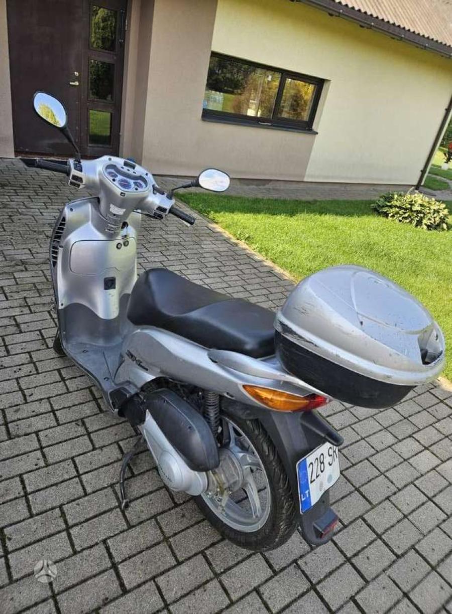 Pelēks Honda SH 2001 Kauņa, ar dzinēja tilpumu 0.13 L un nobraukumu 8 tūkst. km par 900 €, foto 3 vietnē AUTOMOTO.COM.LV