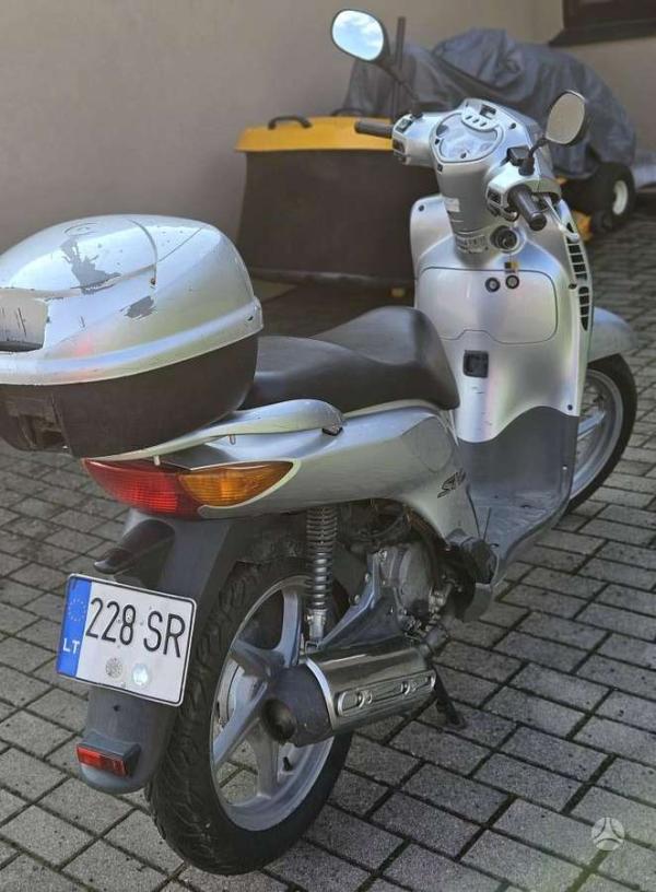Pelēks Honda SH 2001 Kauņa, ar dzinēja tilpumu 0.13 L un nobraukumu 8 tūkst. km par 900 €, foto 5 vietnē AUTOMOTO.COM.LV