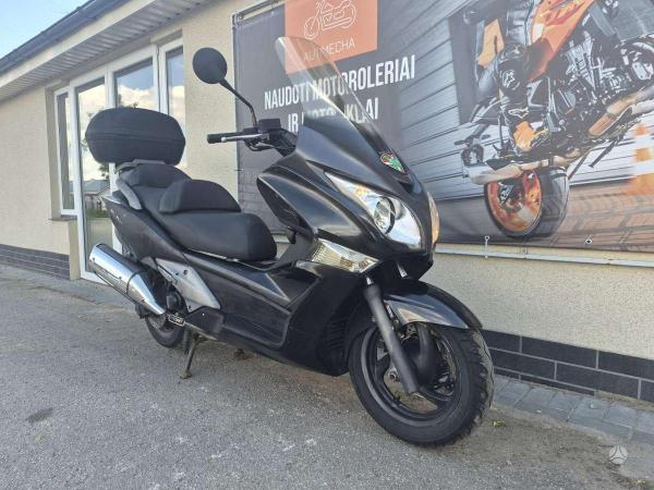 Melns Honda Silverwing 2009 Panevēža, ar dzinēja tilpumu 0.40 L un nobraukumu 24 tūkst. km par 2100 €, foto 1 vietnē AUTOMOTO.COM.LV