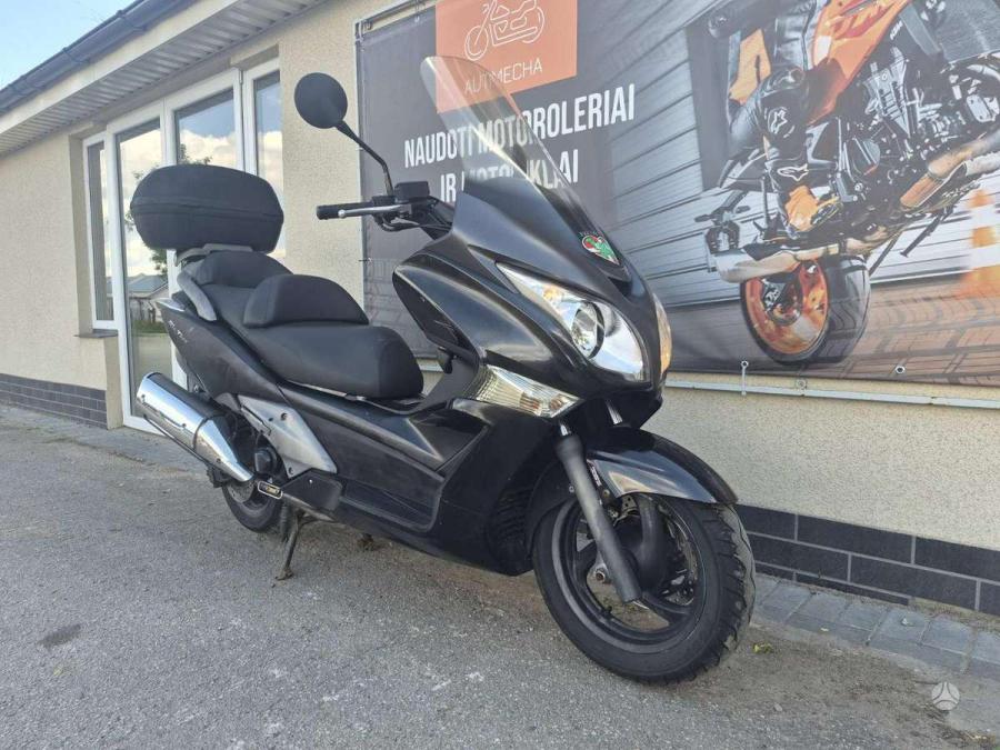 Melns Honda Silverwing 2009 Panevēža, ar dzinēja tilpumu 0.40 L un nobraukumu 24 tūkst. km par 2100 €, foto 1 vietnē AUTOMOTO.COM.LV