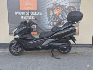Melns Honda Silverwing 2009 Panevēža, ar dzinēja tilpumu 0.40 L un nobraukumu 24 tūkst. km par 2100 €, foto 5 vietnē AUTOMOTO.COM.LV