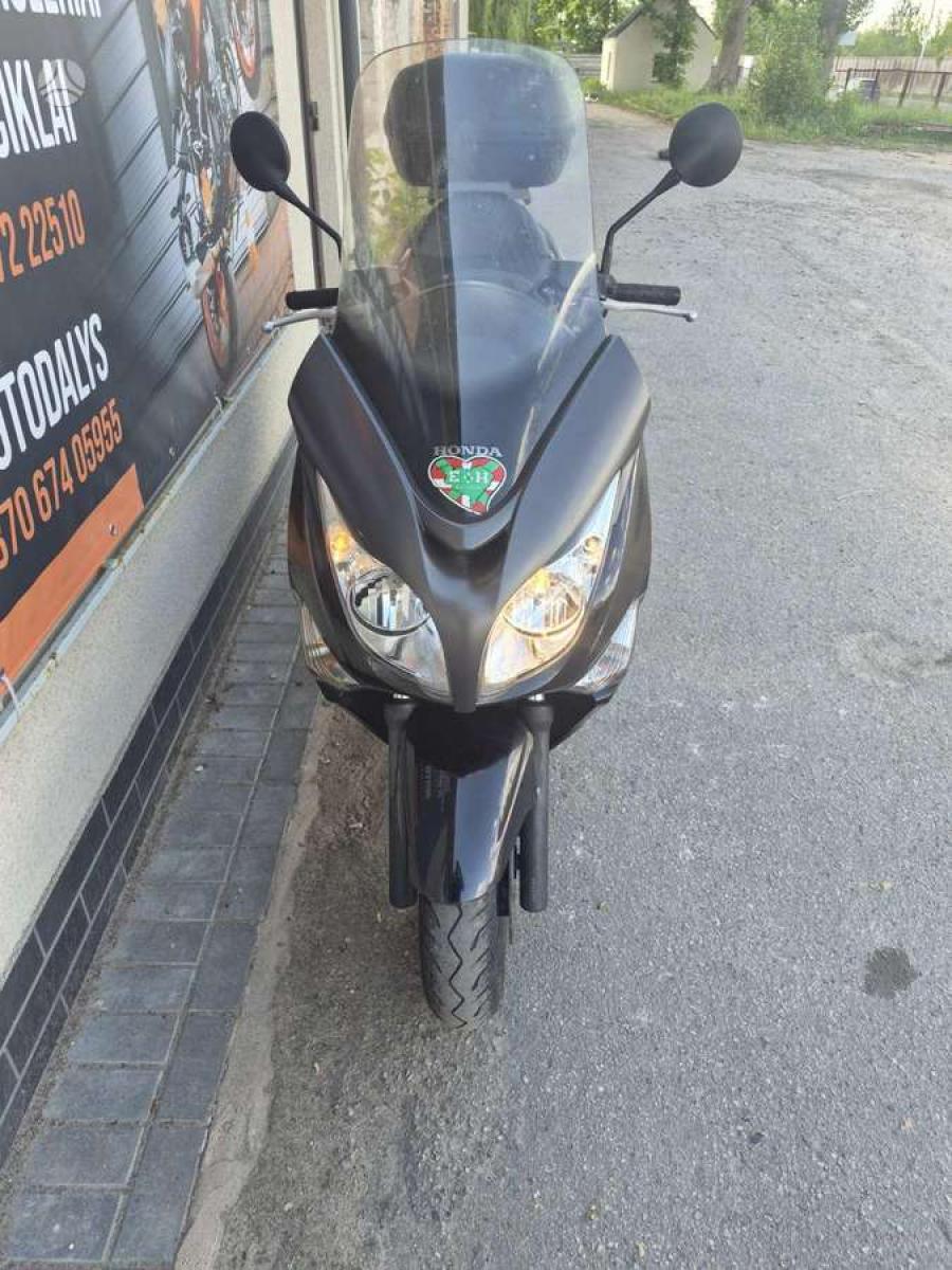 Melns Honda Silverwing 2009 Panevēža, ar dzinēja tilpumu 0.40 L un nobraukumu 24 tūkst. km par 2100 €, foto 6 vietnē AUTOMOTO.COM.LV