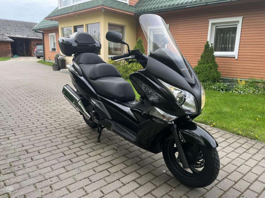 Black Honda Silverwing 2009 in Sirvintos, with an engine capacity of 0.40 L and mileage of 44 thousand km for 2200 €, photo 1 on AUTOMOTO.COM.LV