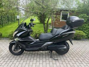 Black Honda Silverwing 2009 in Sirvintos, with an engine capacity of 0.40 L and mileage of 44 thousand km for 2200 €, photo 3 on AUTOMOTO.COM.LV
