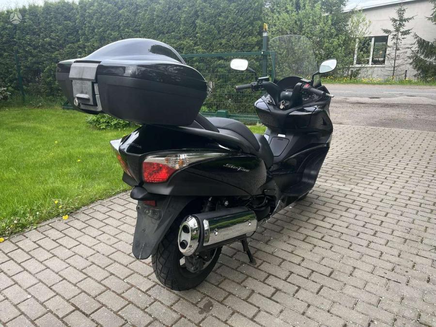Black Honda Silverwing 2009 in Sirvintos, with an engine capacity of 0.40 L and mileage of 44 thousand km for 2200 €, photo 7 on AUTOMOTO.COM.LV