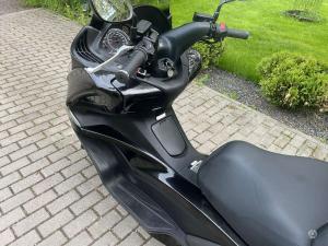 Black Honda Silverwing 2009 in Sirvintos, with an engine capacity of 0.40 L and mileage of 44 thousand km for 2200 €, photo 10 on AUTOMOTO.COM.LV