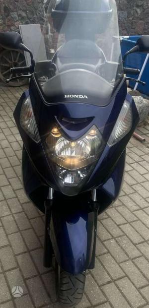 Zils Honda Silverwing 2009 Viļņa, ar dzinēja tilpumu 0.60 L un nobraukumu 92 tūkst. km par 1400 €, foto  vietnē AUTOMOTO.COM.LV