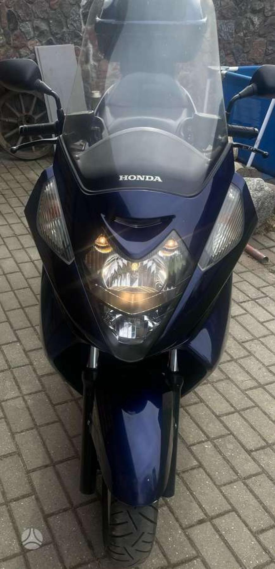 Zils Honda Silverwing 2009 Viļņa, ar dzinēja tilpumu 0.60 L un nobraukumu 92 tūkst. km par 1400 €, foto 1 vietnē AUTOMOTO.COM.LV