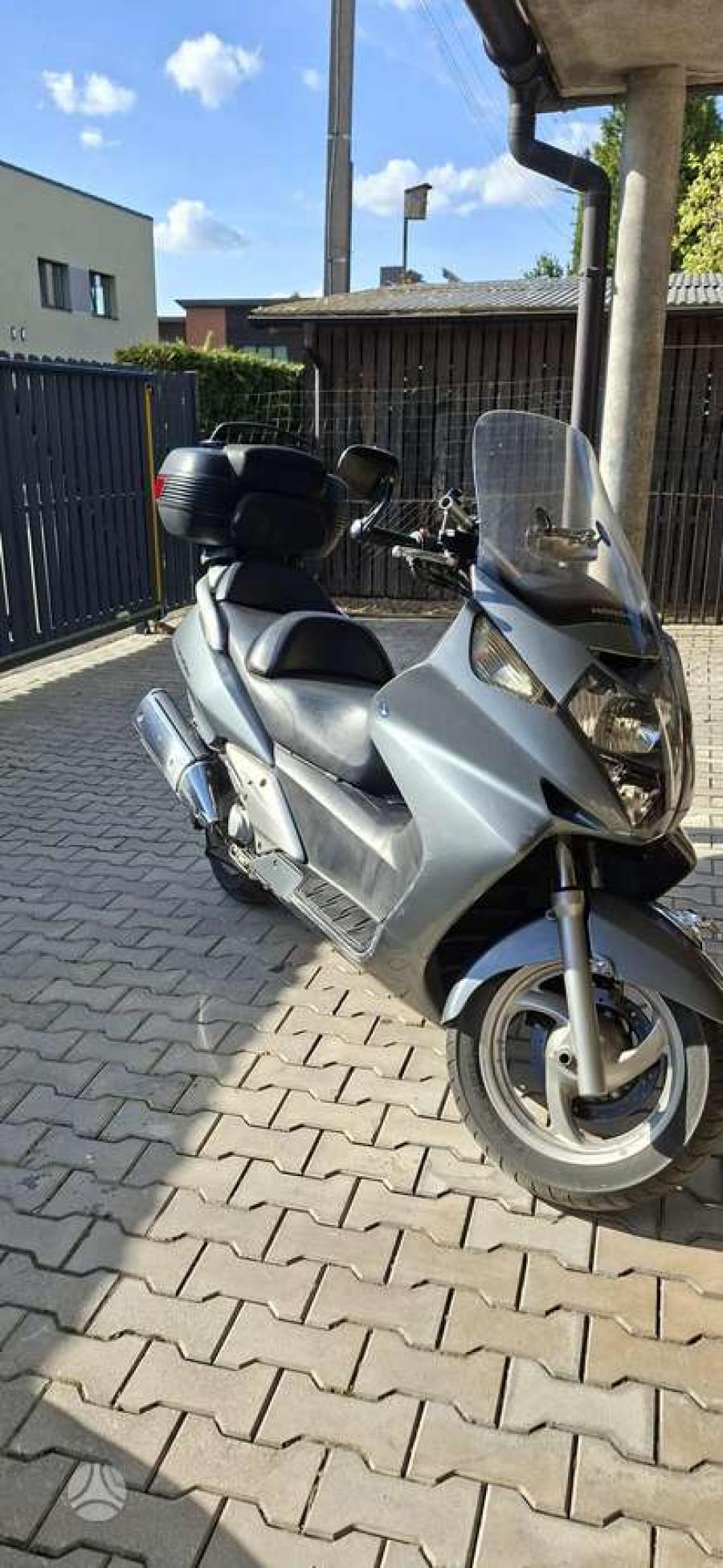 Pelēks Honda Silverwing 2003 Kauņa, ar dzinēja tilpumu 0.60 L un nobraukumu 29 tūkst. km par 1550 €, foto 1 vietnē AUTOMOTO.COM.LV