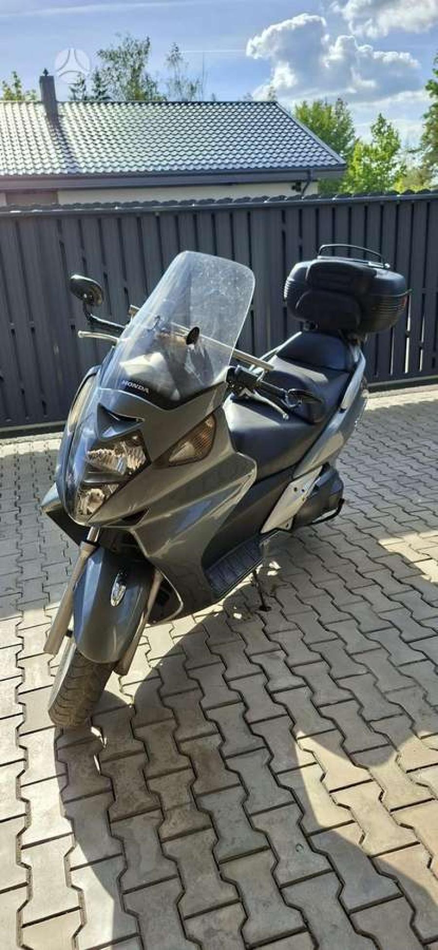 Pelēks Honda Silverwing 2003 Kauņa, ar dzinēja tilpumu 0.60 L un nobraukumu 29 tūkst. km par 1550 €, foto 3 vietnē AUTOMOTO.COM.LV