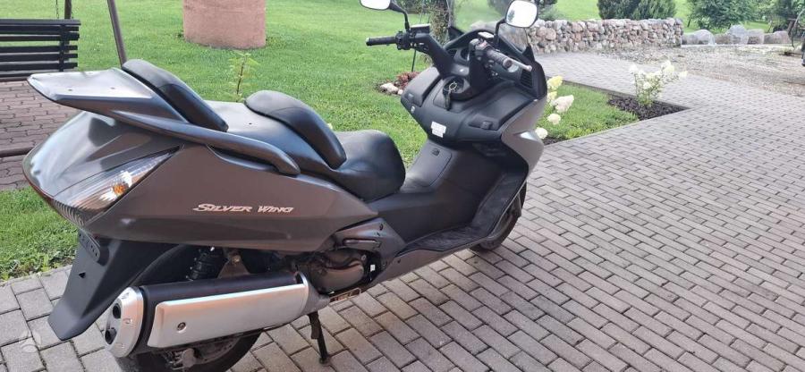 Pelēks Honda Silverwing 2007 Kauņa, ar dzinēja tilpumu 0.40 L un nobraukumu 77 tūkst. km par 1300 €, foto 4 vietnē AUTOMOTO.COM.LV