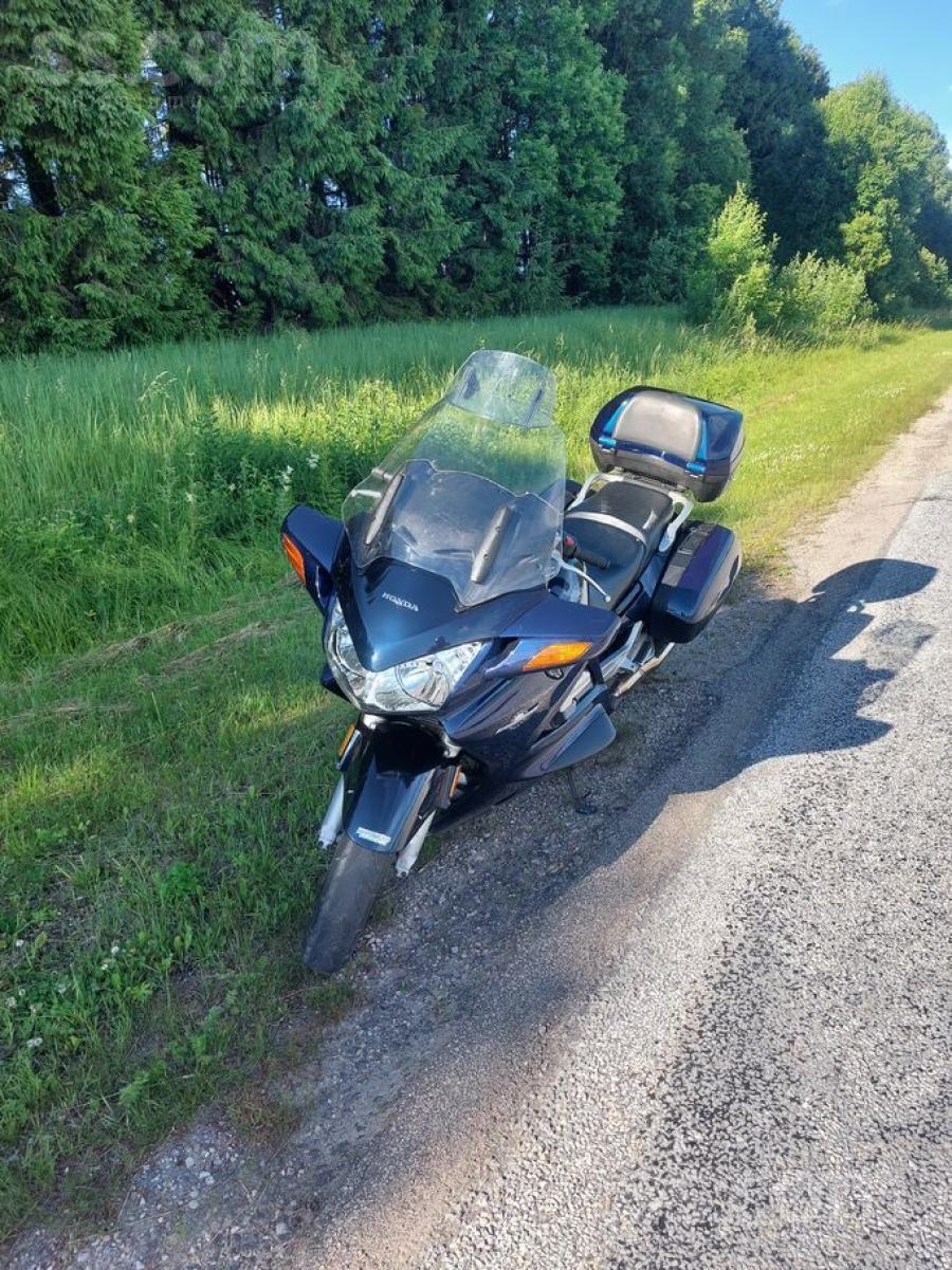 Honda ST 1300 2005 in Aluksne, with an engine capacity of 1.30 L and mileage of 0 thousand km for 3550 €, photo 3 on AUTOMOTO.COM.LV