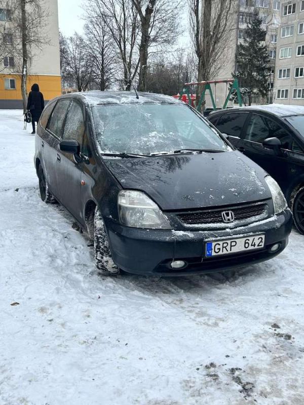 Black Honda Stream 2002 in Kaunas, with an engine capacity of 2.00 L and mileage of 302 thousand km for 499 €, photo 1 on AUTOMOTO.COM.LV