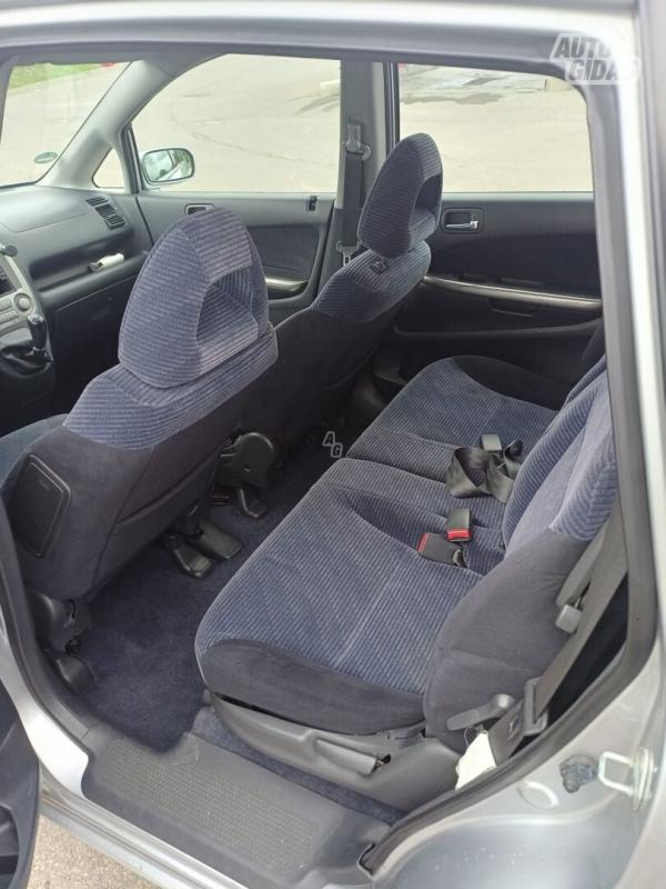 Grey Honda Stream 2001 in Vilnius, with an engine capacity of 2.00 L and mileage of 218 thousand km for 1999 €, photo 8 on AUTOMOTO.COM.LV