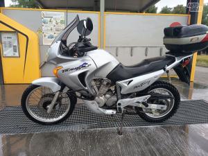 Pelēks Honda Transalp 2001 Širvintos, ar dzinēja tilpumu 0.65 L un nobraukumu 55 tūkst. km par 2200 €, foto 1 vietnē AUTOMOTO.COM.LV