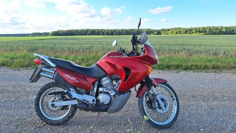 Sarkans Honda Transalp 2000 Kretinga, ar dzinēja tilpumu 0.65 L un nobraukumu 68 tūkst. km par 2200 €, foto 1 vietnē AUTOMOTO.COM.LV