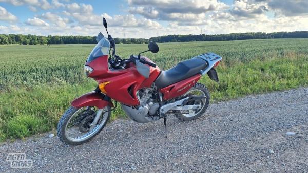 Красный Хонда Transalp 2000 в Кретинга, объемом двигателя 0.65 л и пробегом 68 тыс. км за 2200 €, фото 2 на AUTOMOTO.COM.LV