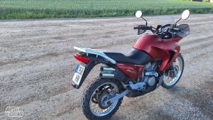 Sarkans Honda Transalp 2000 Kretinga, ar dzinēja tilpumu 0.65 L un nobraukumu 68 tūkst. km par 2200 €, foto 4 vietnē AUTOMOTO.COM.LV