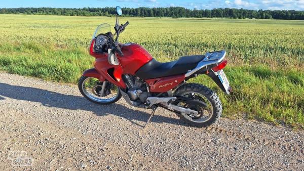 Красный Хонда Transalp 2000 в Кретинга, объемом двигателя 0.65 л и пробегом 68 тыс. км за 2200 €, фото 6 на AUTOMOTO.COM.LV