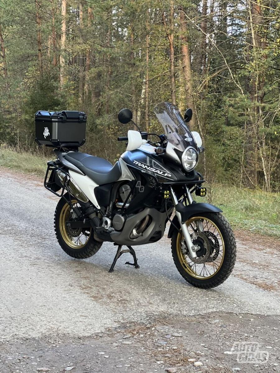 Balts Honda Transalp 2013 Druskininkai, ar dzinēja tilpumu 0.70 L un nobraukumu 61 tūkst. km par 3999 €, foto 5 vietnē AUTOMOTO.COM.LV