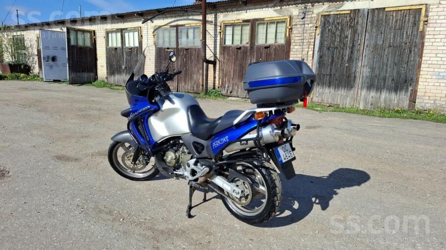 Honda Varadero 1000 2001 Valmiera, ar dzinēja tilpumu 1.00 L un nobraukumu 0 tūkst. km par 3000 €, foto 3 vietnē AUTOMOTO.COM.LV