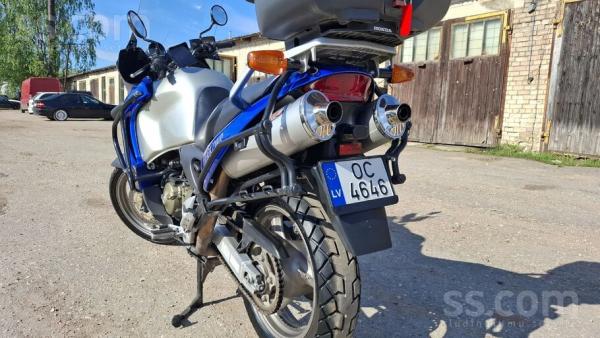 Honda Varadero 1000 2001 Valmiera, ar dzinēja tilpumu 1.00 L un nobraukumu 0 tūkst. km par 3000 €, foto 3 vietnē AUTOMOTO.COM.LV