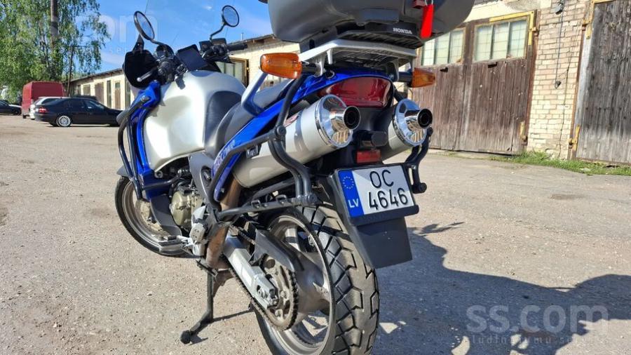 Honda Varadero 1000 2001 Valmiera, ar dzinēja tilpumu 1.00 L un nobraukumu 0 tūkst. km par 3000 €, foto 4 vietnē AUTOMOTO.COM.LV