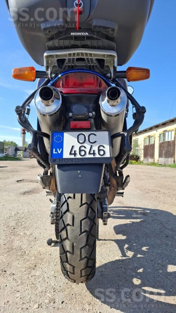 Honda Varadero 1000 2001 Valmiera, ar dzinēja tilpumu 1.00 L un nobraukumu 0 tūkst. km par 3000 €, foto 5 vietnē AUTOMOTO.COM.LV