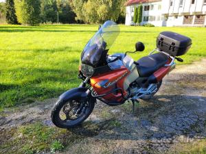 Oranžs Honda Varadero 1000 1999 Narva, ar dzinēja tilpumu 1.00 L un nobraukumu 44 tūkst. km par 2100 €, foto  vietnē AUTOMOTO.COM.LV