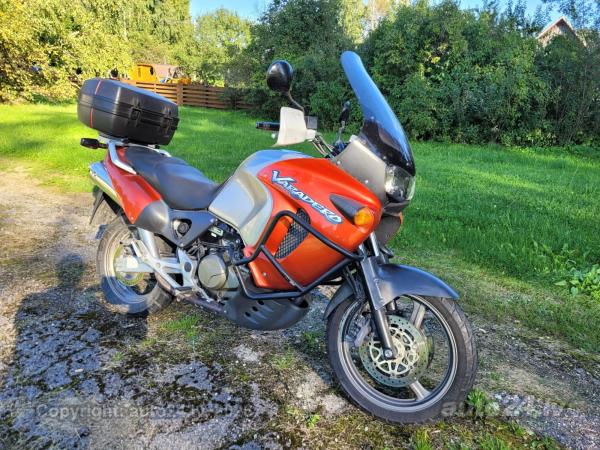 Orange Honda Varadero 1000 1999 in Narva, with an engine capacity of 1.00 L and mileage of 44 thousand km for 2100 €, photo 3 on AUTOMOTO.COM.LV