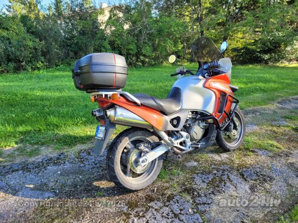 Orange Honda Varadero 1000 1999 in Narva, with an engine capacity of 1.00 L and mileage of 44 thousand km for 2100 €, photo 4 on AUTOMOTO.COM.LV