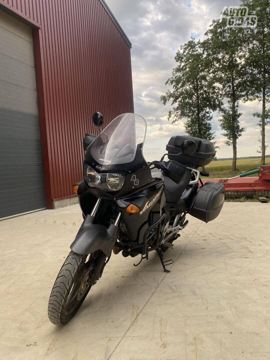 Melns Honda Varadero 2001 Šakiai, ar dzinēja tilpumu 1.00 L un nobraukumu 72 tūkst. km par 2250 €, foto 1 vietnē AUTOMOTO.COM.LV