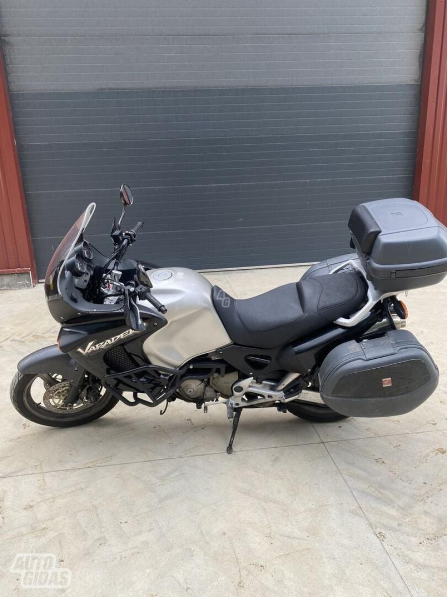 Melns Honda Varadero 2001 Šakiai, ar dzinēja tilpumu 1.00 L un nobraukumu 72 tūkst. km par 2250 €, foto 2 vietnē AUTOMOTO.COM.LV
