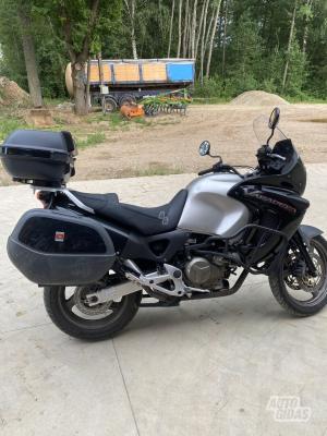 Melns Honda Varadero 2001 Šakiai, ar dzinēja tilpumu 1.00 L un nobraukumu 72 tūkst. km par 2250 €, foto 3 vietnē AUTOMOTO.COM.LV