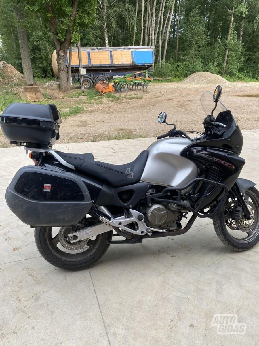 Melns Honda Varadero 2001 Šakiai, ar dzinēja tilpumu 1.00 L un nobraukumu 72 tūkst. km par 2250 €, foto 3 vietnē AUTOMOTO.COM.LV