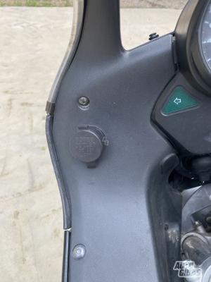 Melns Honda Varadero 2001 Šakiai, ar dzinēja tilpumu 1.00 L un nobraukumu 72 tūkst. km par 2250 €, foto 4 vietnē AUTOMOTO.COM.LV