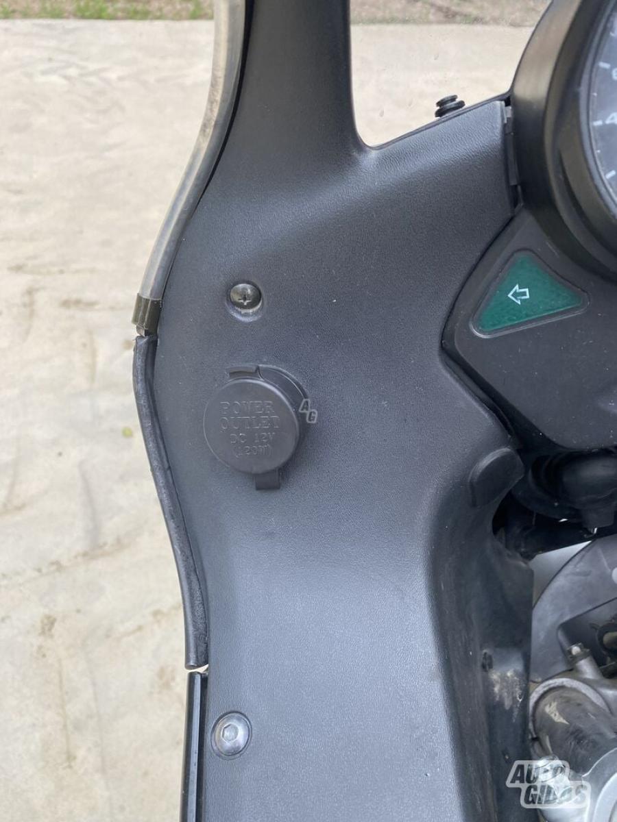 Melns Honda Varadero 2001 Šakiai, ar dzinēja tilpumu 1.00 L un nobraukumu 72 tūkst. km par 2250 €, foto 4 vietnē AUTOMOTO.COM.LV