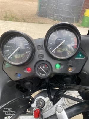 Melns Honda Varadero 2001 Šakiai, ar dzinēja tilpumu 1.00 L un nobraukumu 72 tūkst. km par 2250 €, foto 5 vietnē AUTOMOTO.COM.LV