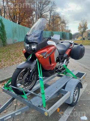 Honda Varadero 1999 Daugavpils, ar dzinēja tilpumu 1.00 L un nobraukumu 0 tūkst. km par 1975 €, foto  vietnē AUTOMOTO.COM.LV