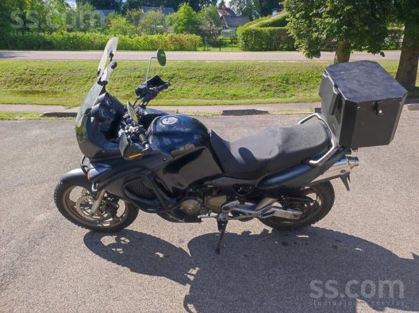 Honda Varadero 1999 Ogre, ar dzinēja tilpumu 1.00 L un nobraukumu 0 tūkst. km par 2200 €, foto 4 vietnē AUTOMOTO.COM.LV